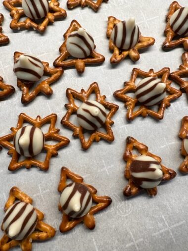 Make Colorful Delicious Pretzel Hugs With M & Ms - Yeyfood.com: Recipes ...